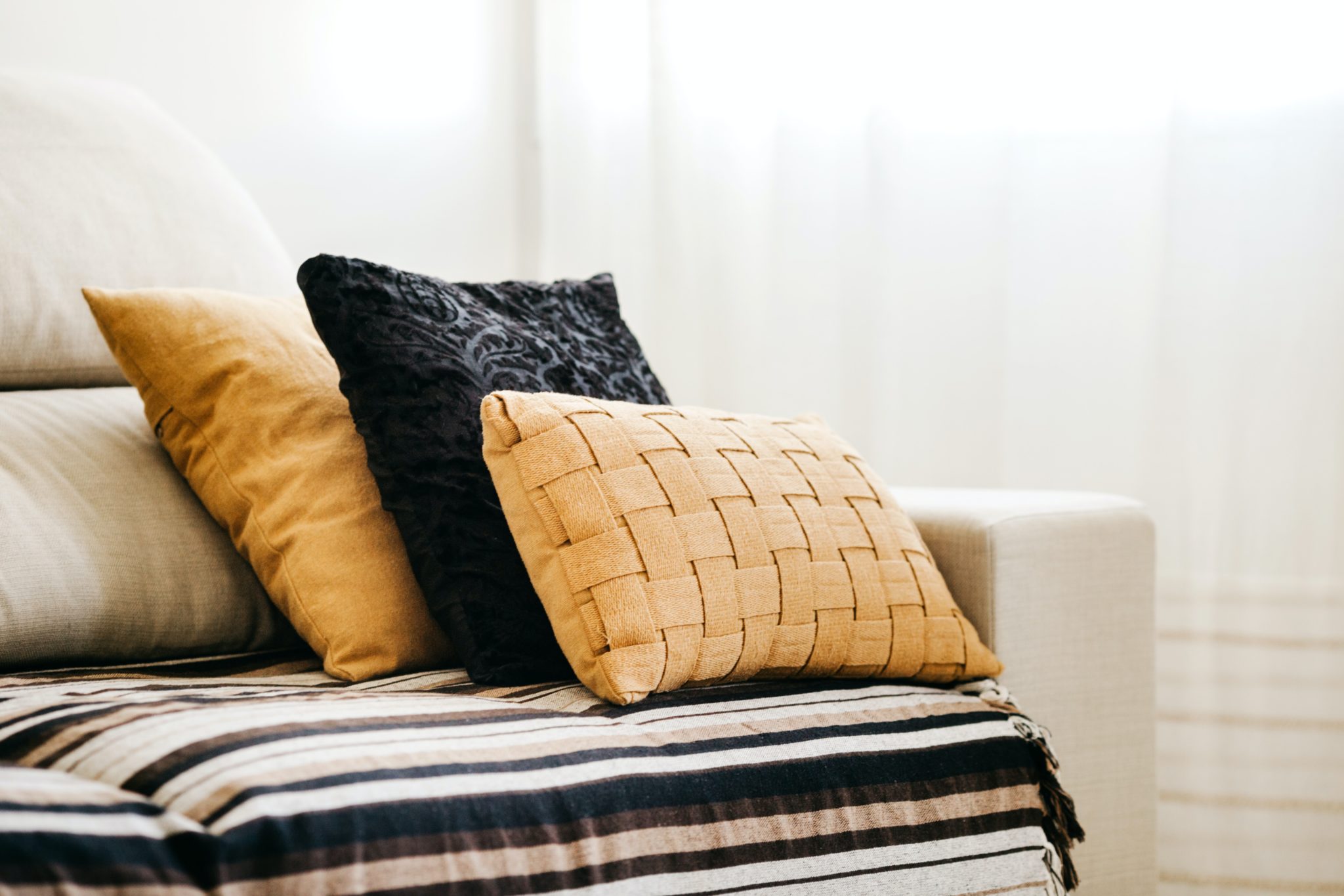 Come scegliere i cuscini divano: moderni, vintage, da IKEA a Amazon